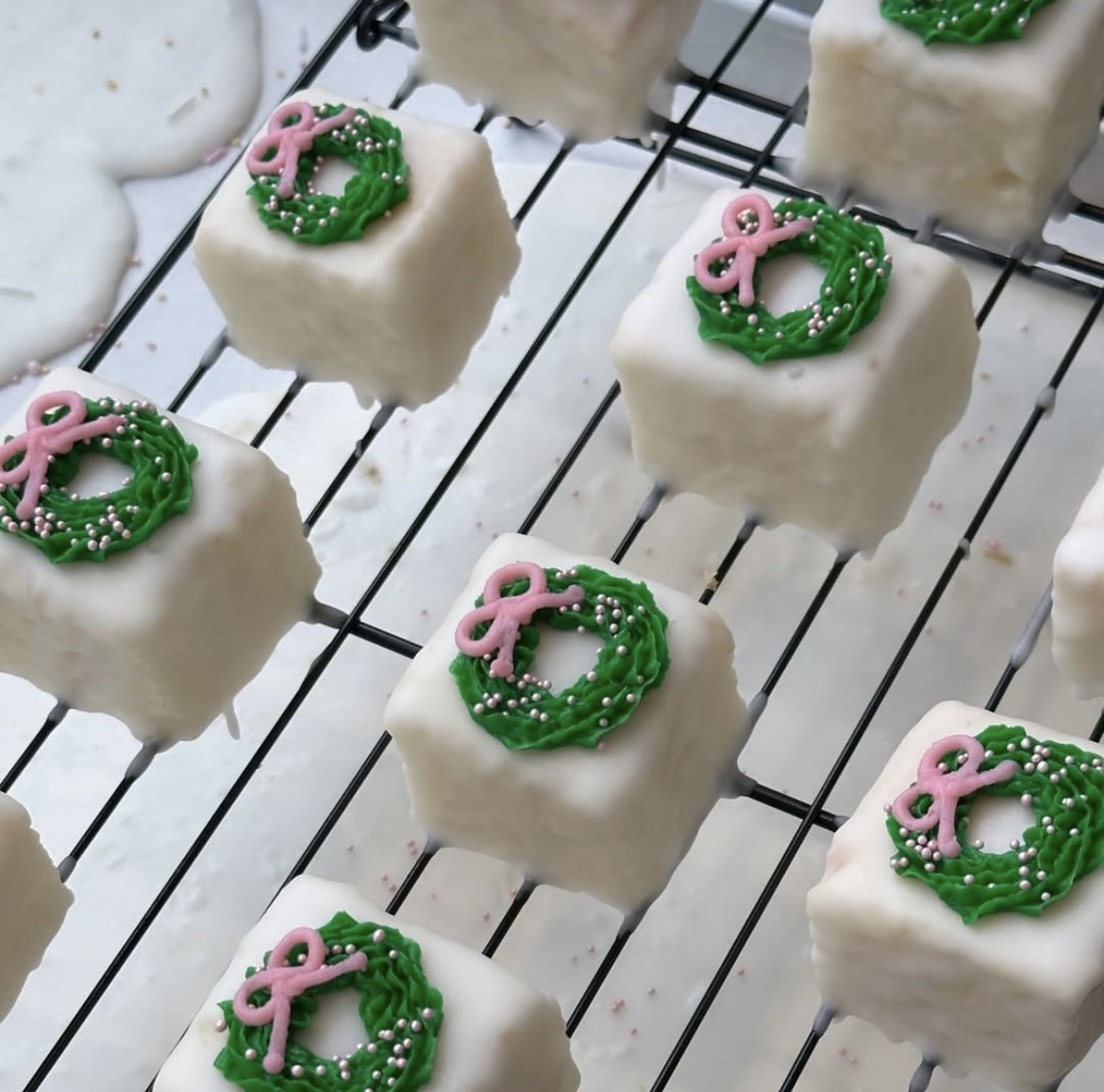 DREAMING OF A PINK CHRISTMAS - GoTidbits