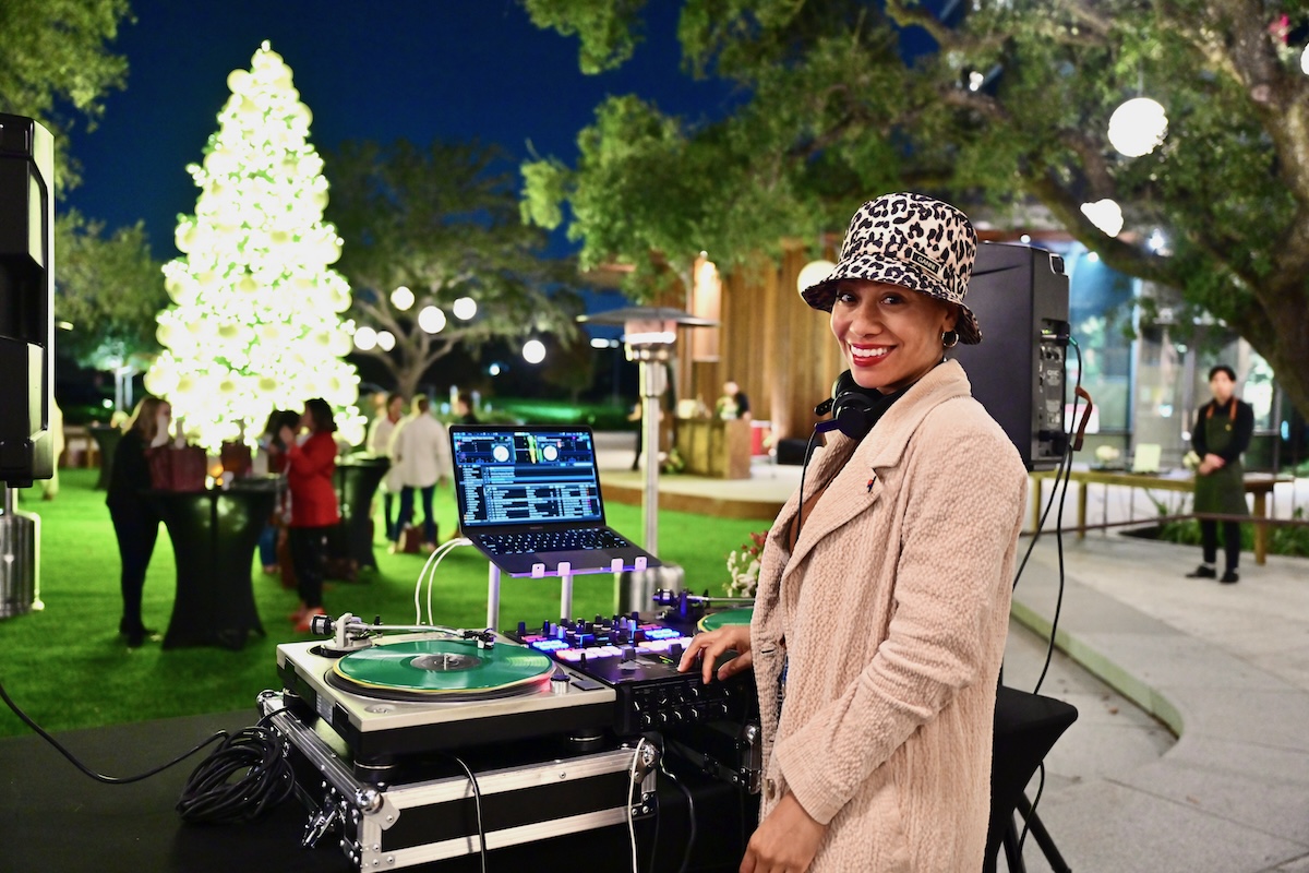 LET'S MAKE IT A HOLIDATE - GoTidbits